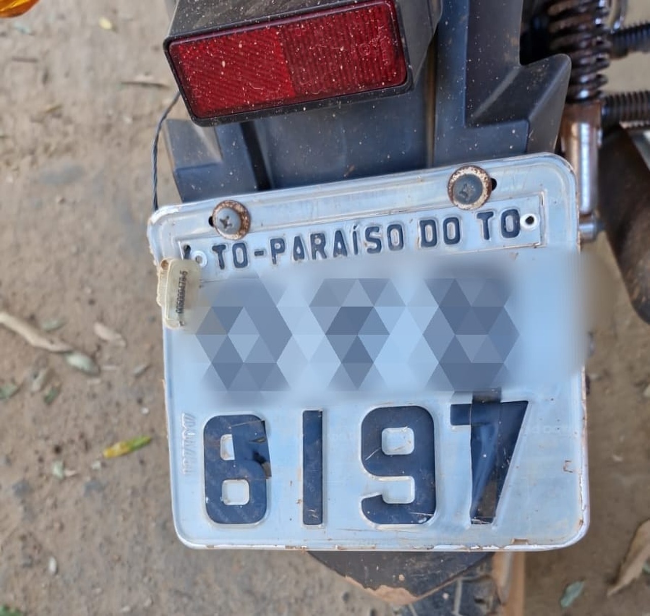 Motociclista é flagrado com placa adulterada em Palmas e pode pegar até ...